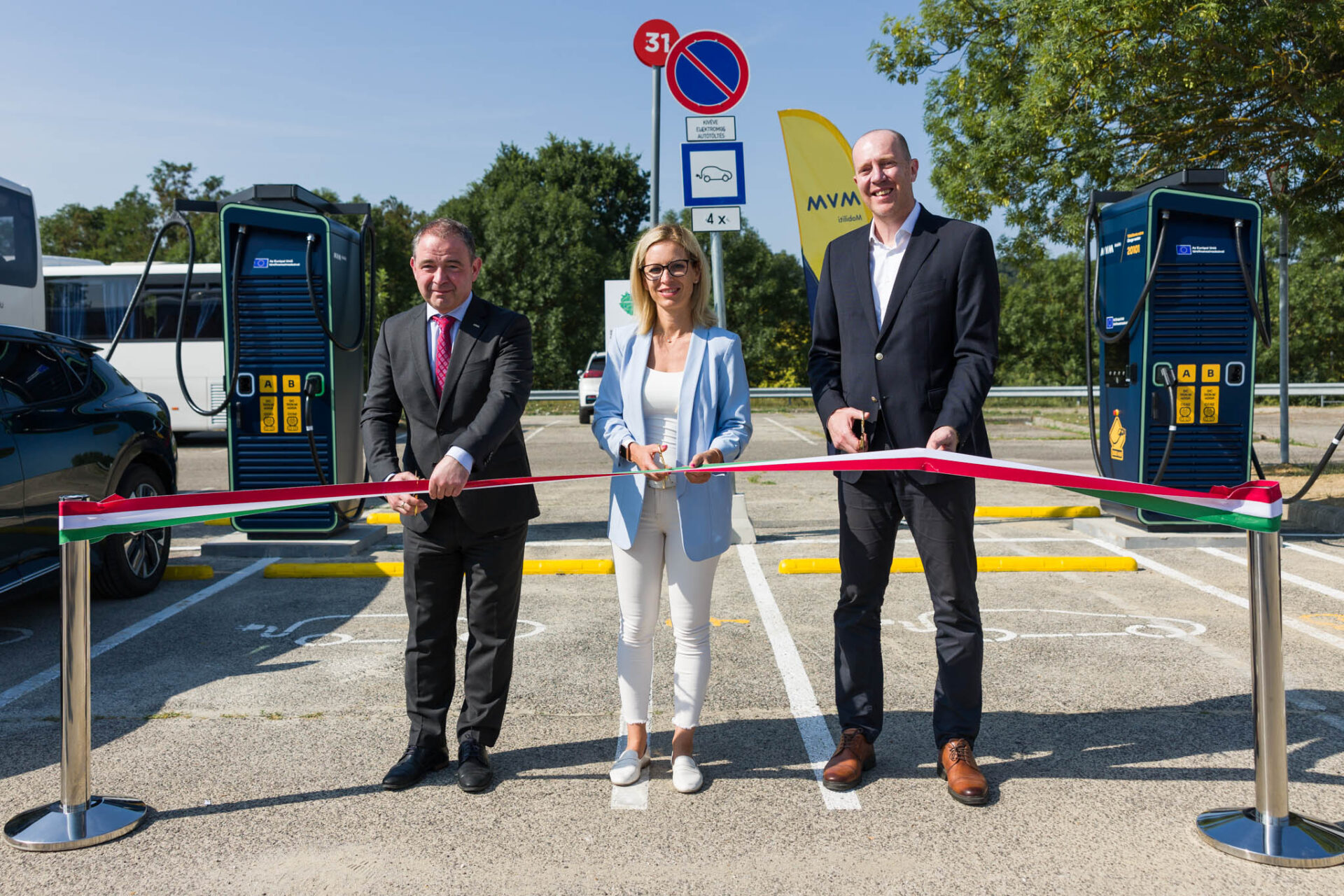 Működnek az MVM Mobiliti első 300 kW-os elektromos autótöltői - e-cars.hu