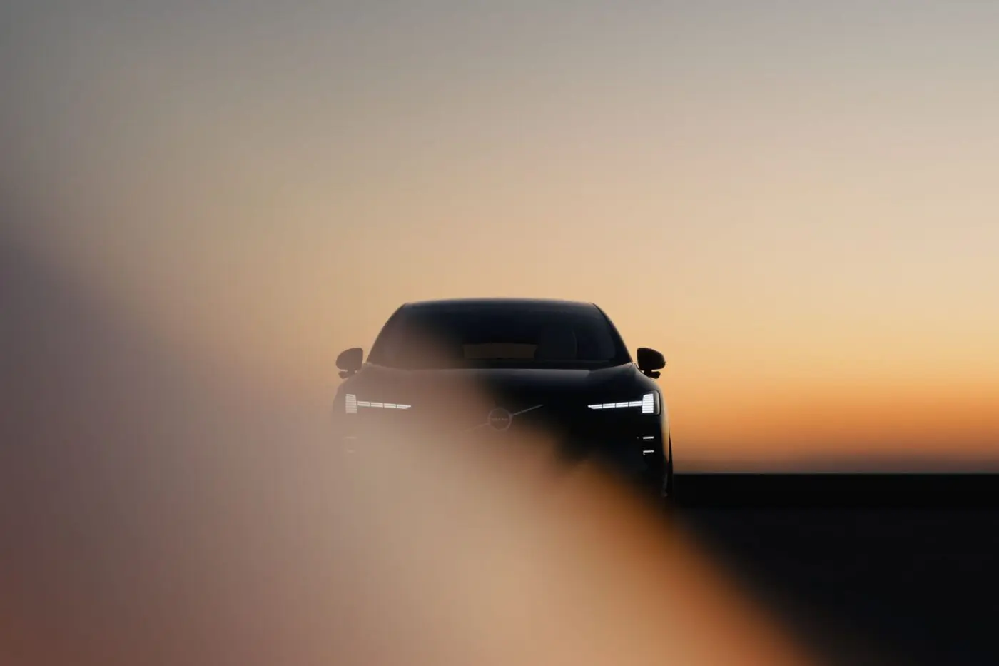 810 km hatótáv, 10 perc villámtöltés – jön a Volvo EX60 - e-cars.hu