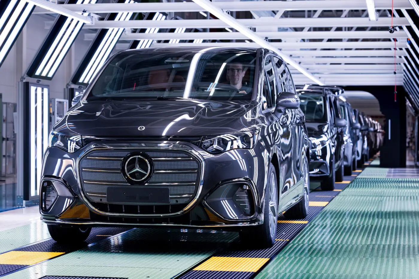 Sorozatgyártásba lépett a Mercedes EQV-utódja, a teljesen elektromos ...